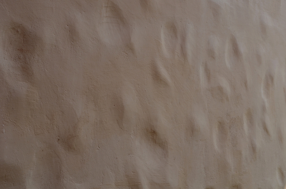 Rattraper un mur pas droit avec du plâtre : comment s’y prendre