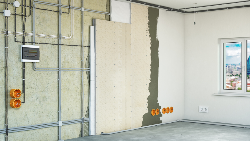 Rattraper un mur pas droit avec du plâtre : comment s’y prendre